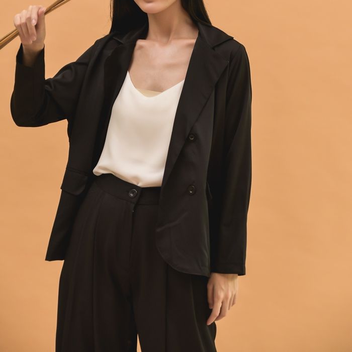 3 Pilihan Blazer Hitam Seratus Ribuan, Baju Kerja Gak Harus Mahal! - Stylo