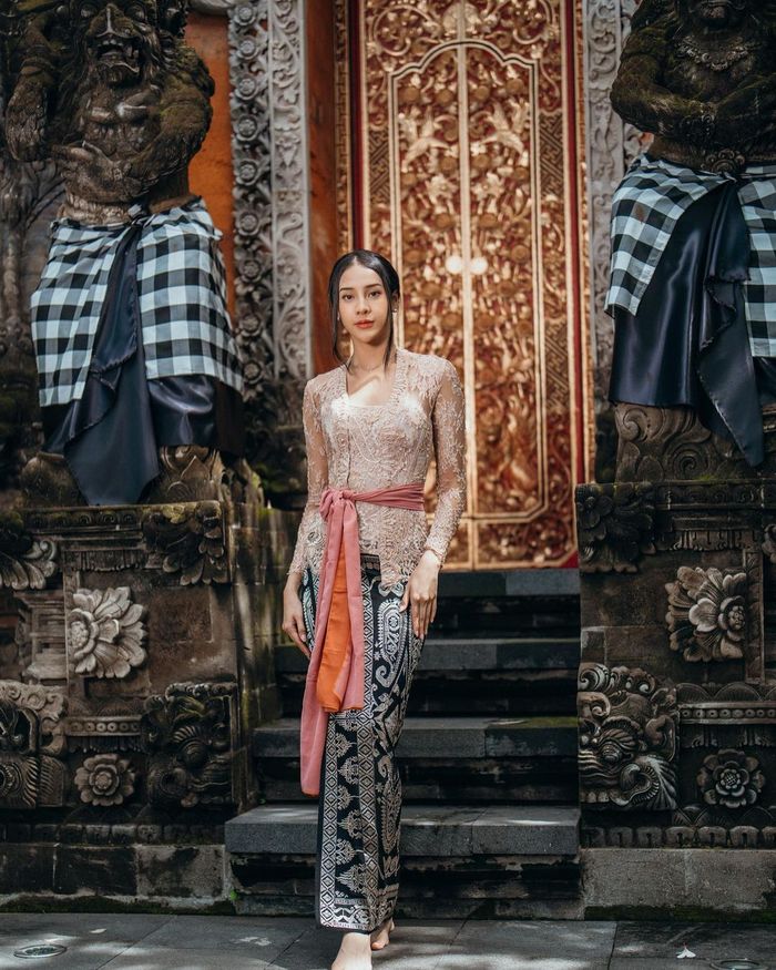 Cantik dan Anggunnya Anya Geraldine Pakai Kebaya Bali yang Jadi Sorotan - Halaman 2 - Stylo