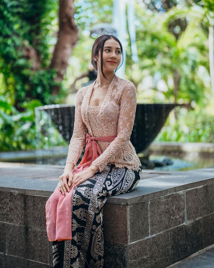 Cantik dan Anggunnya Anya Geraldine Pakai Kebaya Bali yang Jadi Sorotan ...