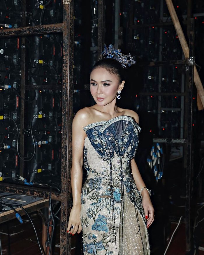 Tulang Dadanya Sampai Nongol, Gaya Anggun Seksi Yuni Shara Curi Perhatian - Stylo