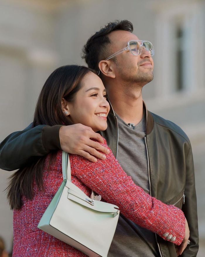 Peluk-pelukan di Negeri Orang, Nagita Slavina Sengaja Pamer Tas Ratusan Juta Rupiah - Stylo