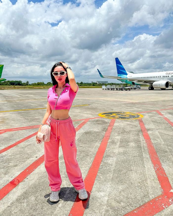 Perut Wika Salim Dibilang Makin Kempes Saat Panas-panasan Pamer Udel di Bandara - Stylo