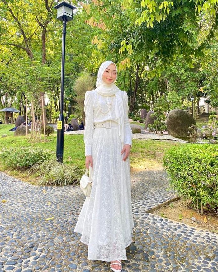 Kembali Fitri, Intip Inspirasi Baju Lebaran Nuansa Putih yang Elegan ...