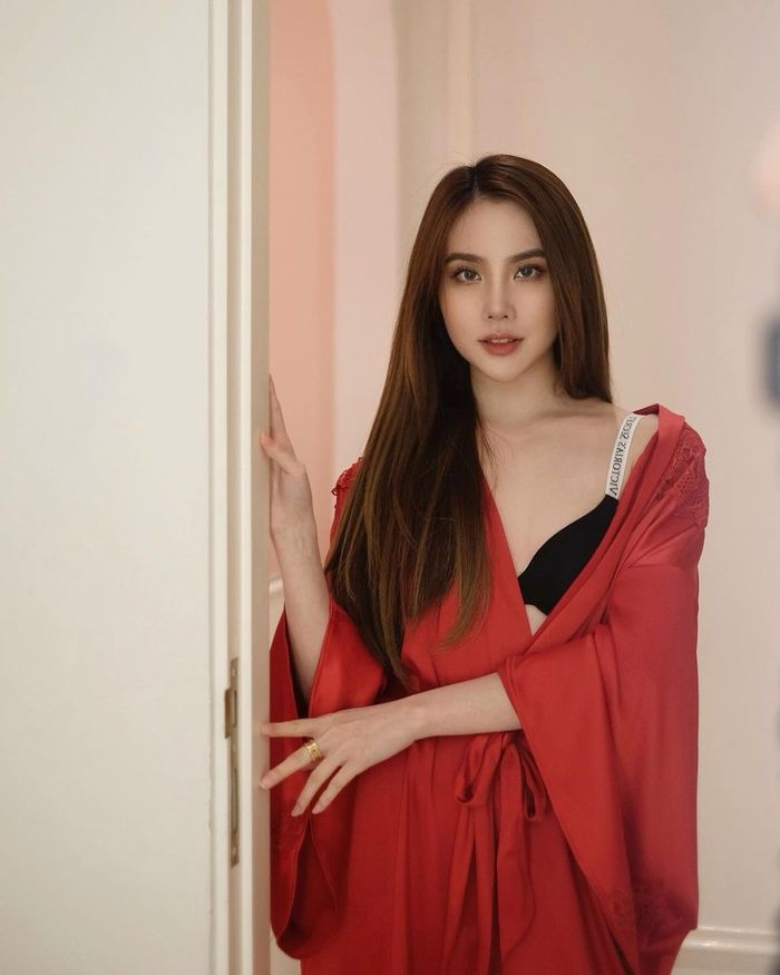 Pamer Bra di Balik Kimono, Foto Seksi Agatha Chelsea Disorot: Menggoda Banget! - Semua Halaman ...