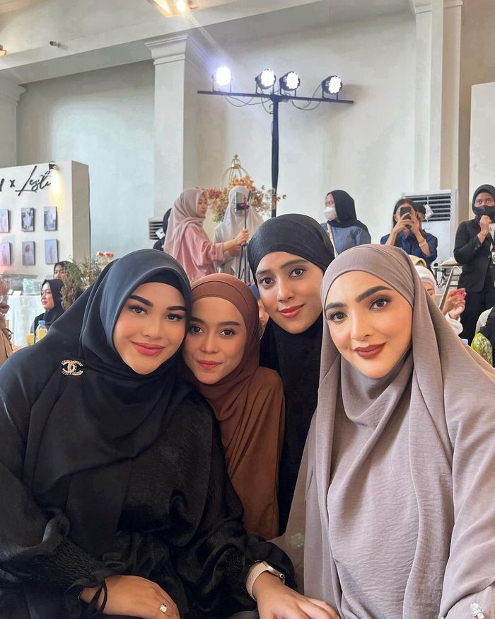 Ada Bros Hijab Mewah di Balik Tampilan Santun Aurel Hermansyah, Berapa ...