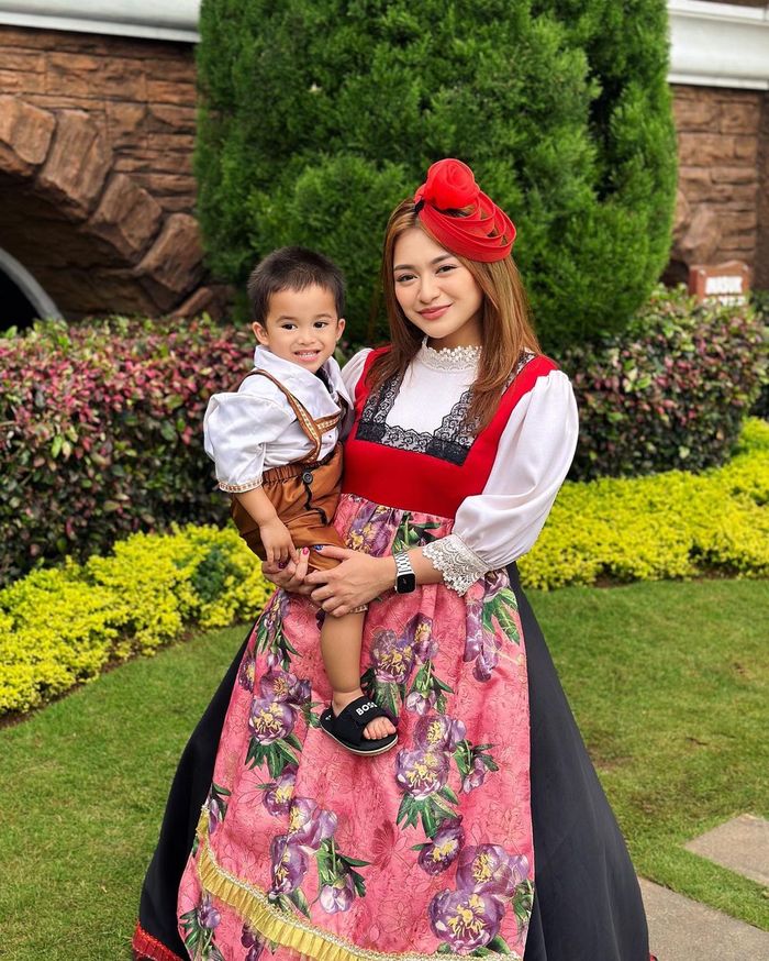 Ini Mah Asli Noni Belanda, Nathalie Holscher Kenakan Baju Tradisional ...