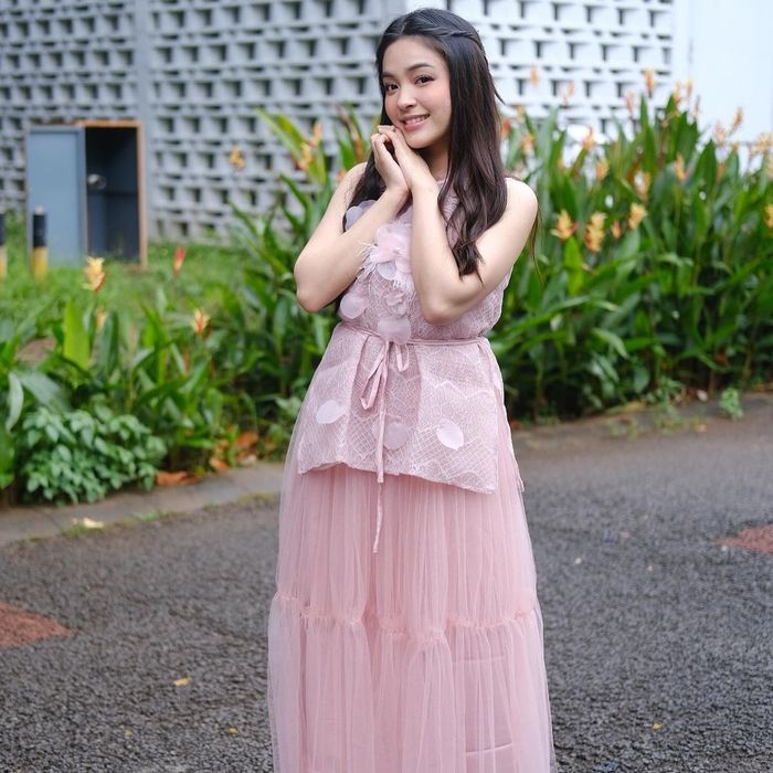 Berbukalah dengan yang Manis, Eca Aura Pamer Foto Berbalut Dress Pink ...