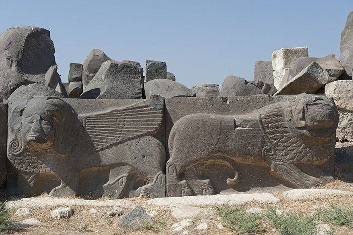 Ada Jejak Kaki Raksasa Misterius di Situs Arkeologi Ain Dara, Suriah ...