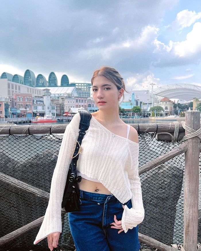 Umbar Tali Bra dan Perut yang Ditindik, Gaya Liburan Cassandra Lee Curi ...