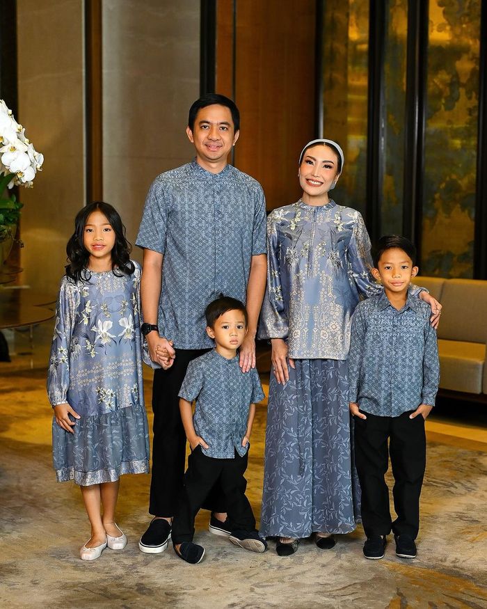 Inspirasi Baju Muslim Sarimbit untuk Lebaran 2024 ala Ayu Dewi, Santun ...