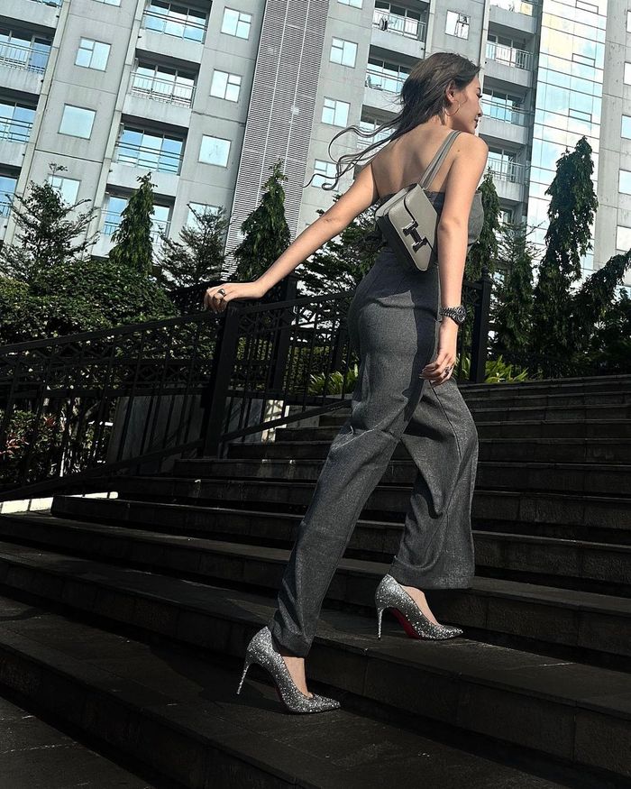 Amanda Manopo Umbar Punggung Mulus Saat Pose Naik Tangga, Seksi Banget! - Stylo