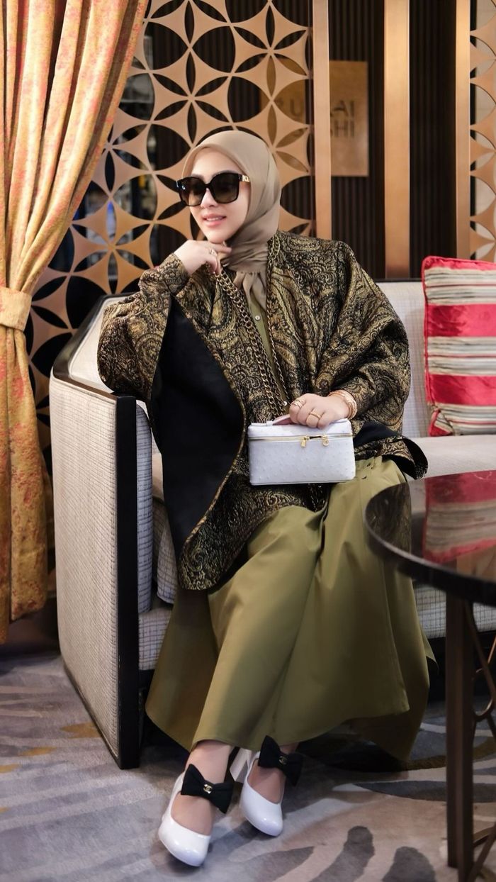 The Real Princess Branded, Syahrini Tampil Berkelas dengan Sandal Mewah ...