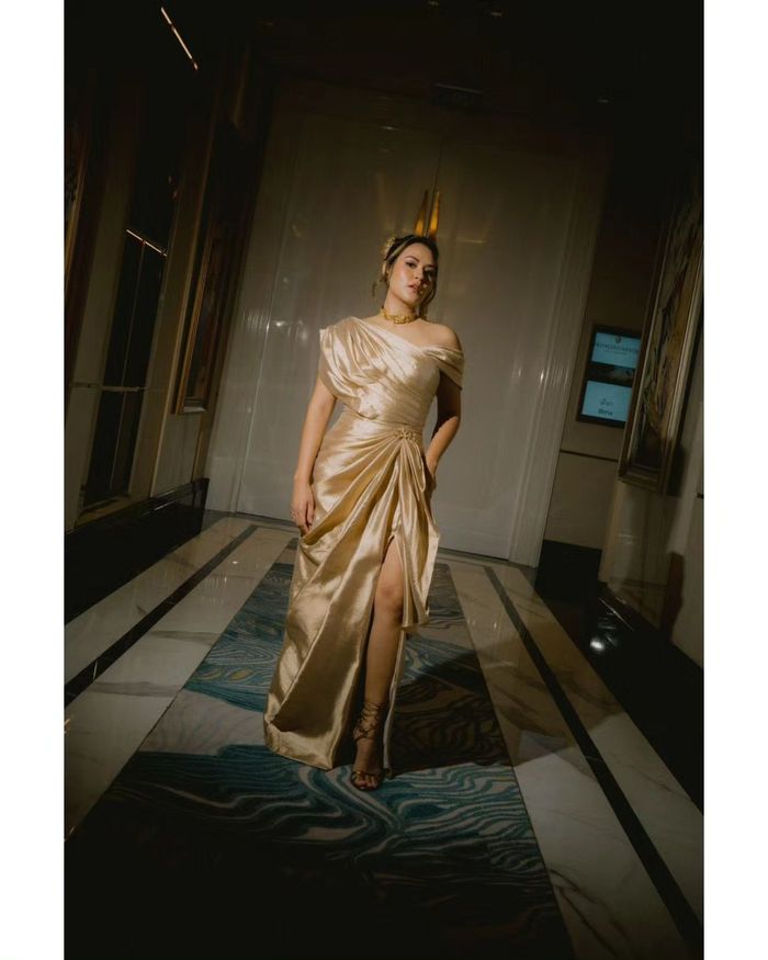 Berbalut Gaun Emas nan Mewah, Sang Diva Raisa Andriana Tampil Memikat ...