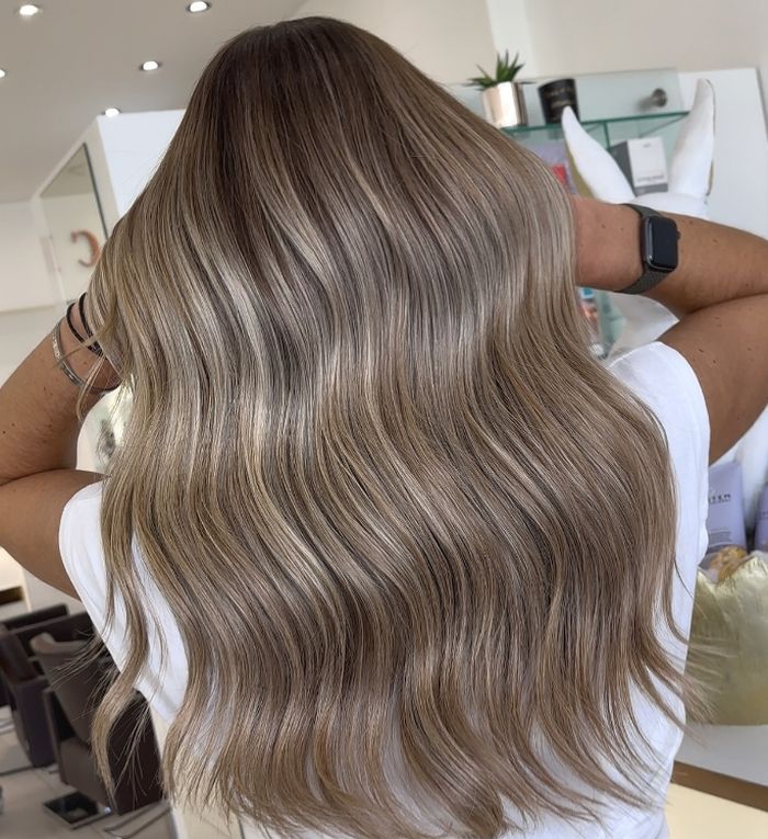 Inspirasi Warna Rambut Milk Tea Grey yang Unik Kekinian, Berani Coba ...
