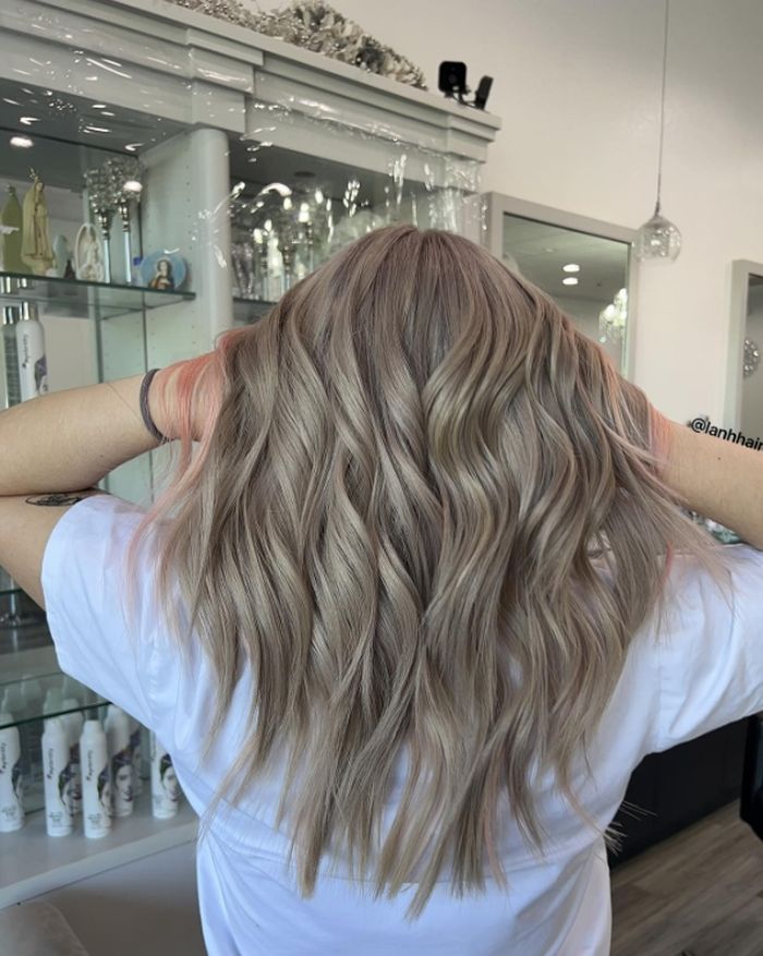 Inspirasi Warna Rambut Milk Tea Grey yang Unik Kekinian, Berani Coba ...