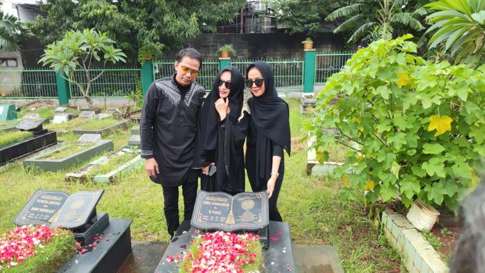 Doddy Sudrajat Ziarah ke Makam Vanessa Angel dan Febri Andriansyah ...