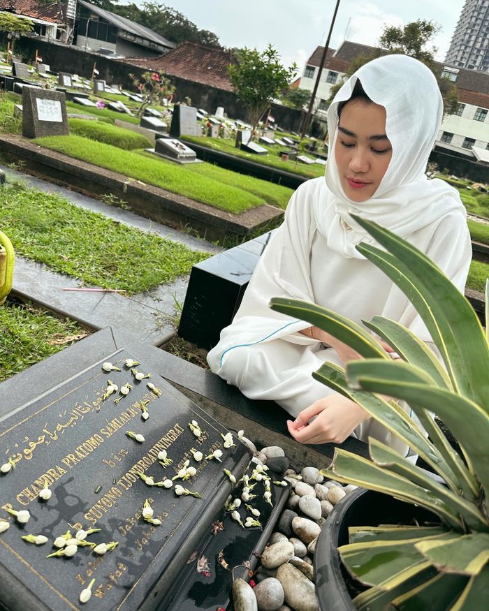 Intip Tampilan Cantik Aaliyah Massaid Saat Kunjungi Makam Adjie Massaid ...