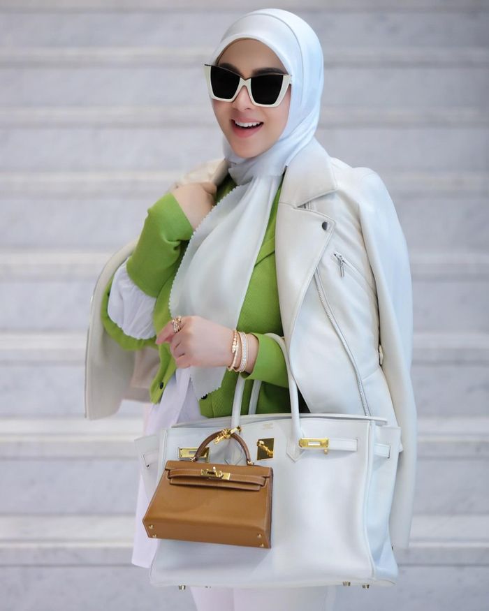 Dobel Hermes, Syahrini Pakai Dua Tas Hermes Sekaligus, Berapa Total ...