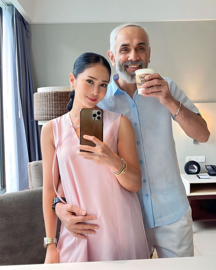 Usianya Beda 18 Tahun, Bunga Zainal Pamer Pose Mesra Dipeluk Suami dari Belakang Hingga Curi ...