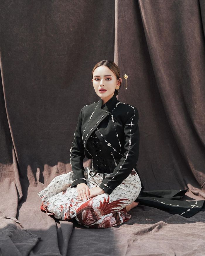 Jauh dari Kata Seksi, Amanda Manopo Tampil Anggun dan Santun Sambut Hari Kartini