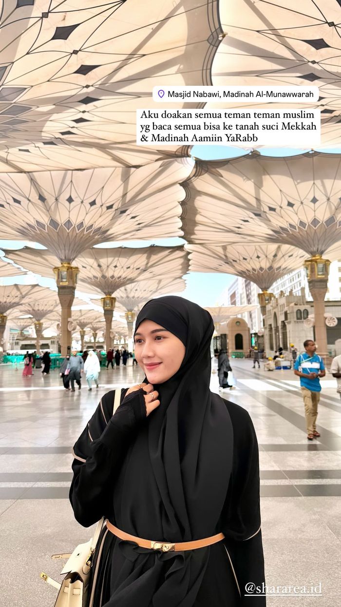 Masya Allah, Cantiknya Erina Gudono Pakai Hijab dan Abaya Saat Umroh - Halaman 2 - Stylo