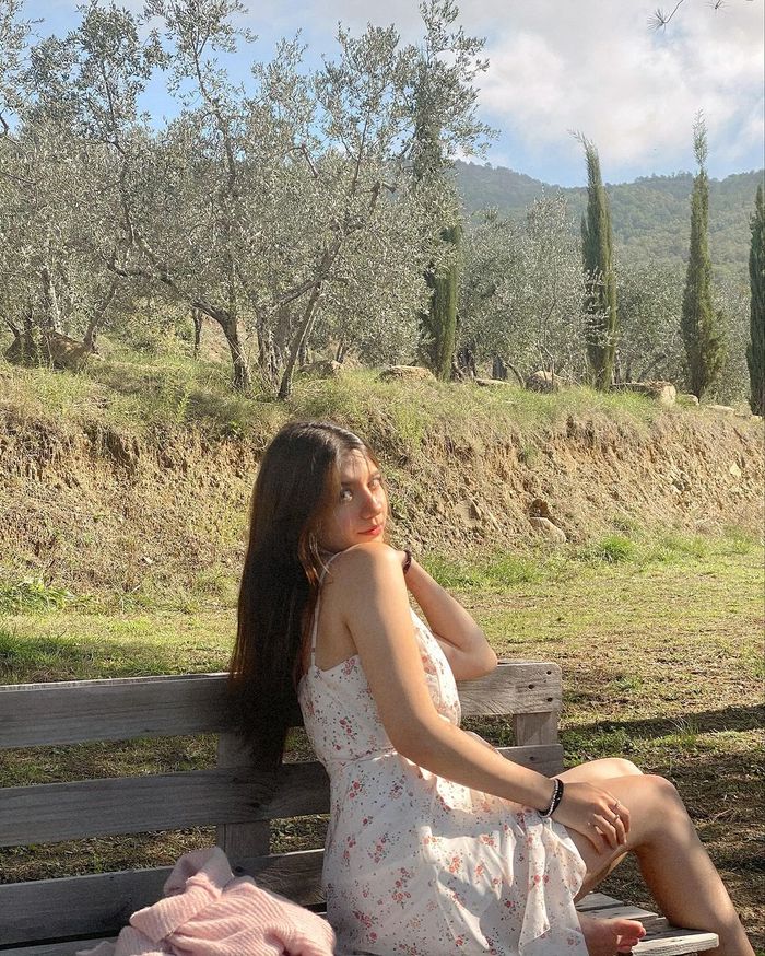 Cassandra Lee Sengaja Umbar Punggung Mulus Pakai Dress Tali Tipis - Stylo