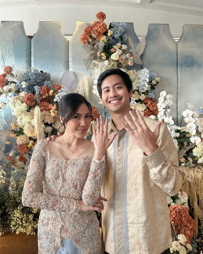 Selebgram Shasa Zhania Telah Resmi Bertunangan, Tampilan Kebaya Warna ...