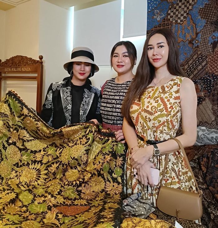 Artis Idola Para Netizen, Aura Kasih Tampil Anggun Kenakan Dress Batik dan Ikat Pinggang Branded!