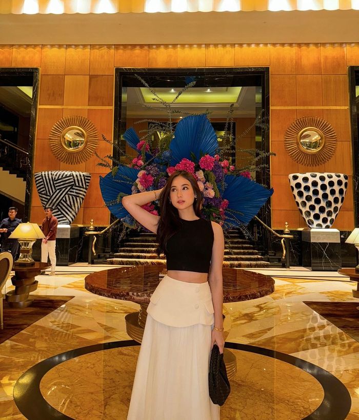 Definisi Muda dan Sukses, Laura Moane Pamer OOTD Kenakan Item Branded ...