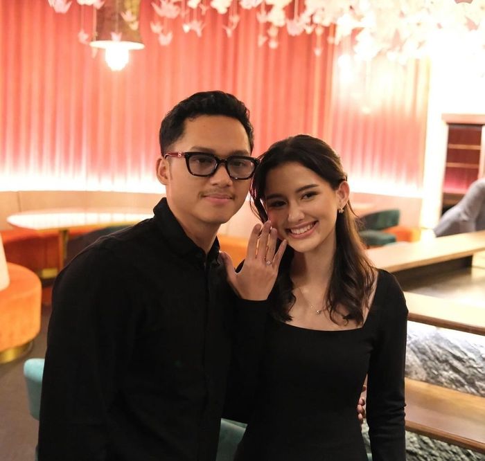 Azriel Hermansyah Resmi Lamar Sarah Menzel Disaksikan Keluarga, Padahal ...