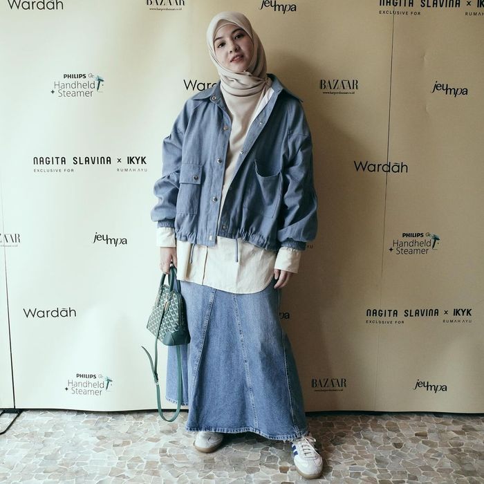 Syari Tapi Modis, Natasha Rizky Tampil Beda Pakai Outfit Denim on Denim ...