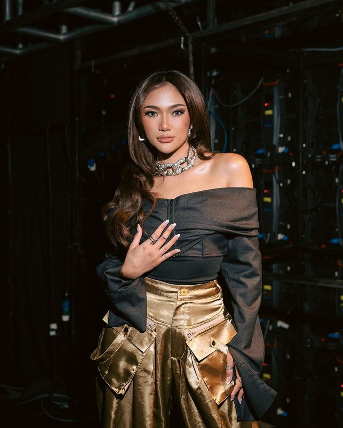 Tanpa Busana Mini, Marion Jola Tampil Glamor Seksi Pakai Celana Kargo Gold - Stylo