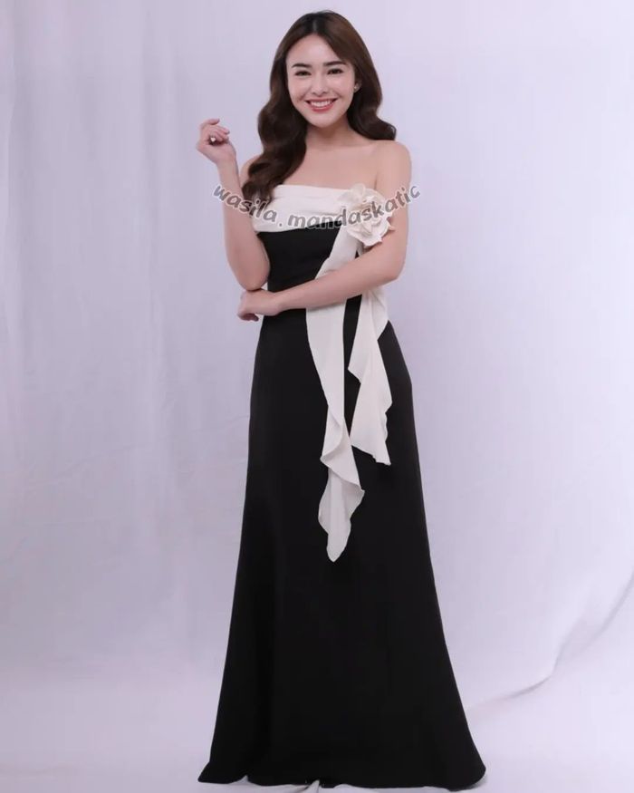Cantik dan Seksinya Amanda Manopo Kenakan Strapless Dress yang Elegan - Halaman 2 - Stylo