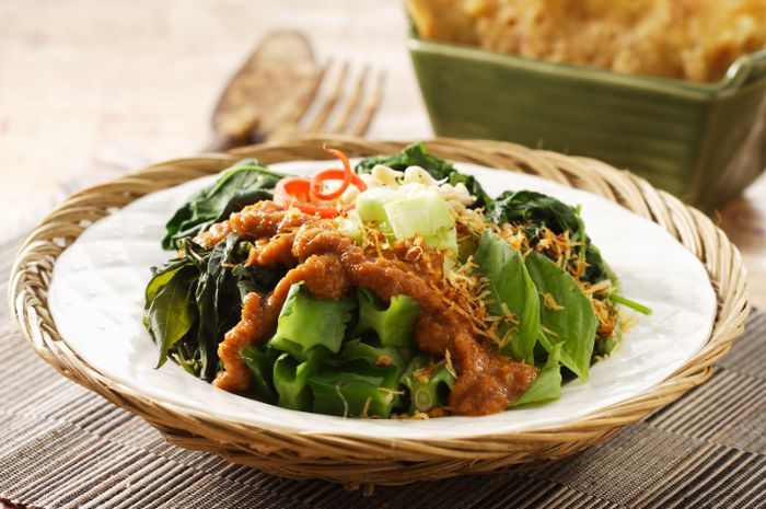 Sama-Sama Disajikan dengan Saus Kacang, Apa Bedanya Pecel dan Karedok ...