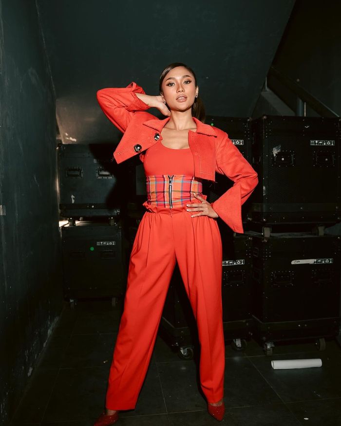 Pesona Nona Timur! Marion Jola Dipuji Habis-habisan Saat Pose Jongkok Seksi di Belakang Panggung ...