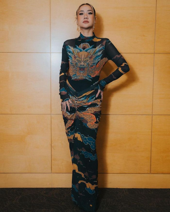 Cantiknya Bunga Citra Lestari Kenakan Dress Ketat Motif Naga, Banjir ...