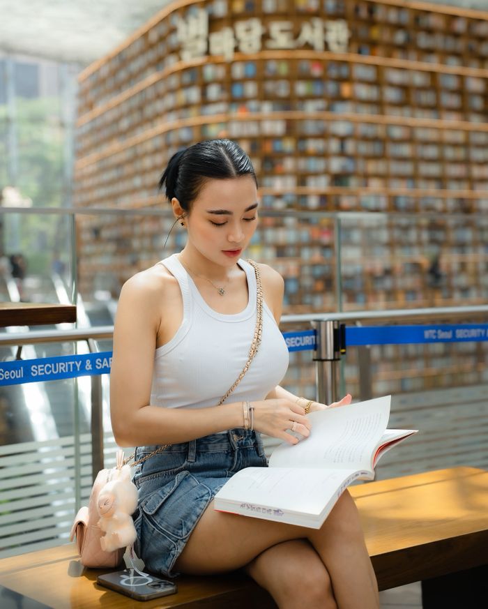 Intip Gaya Liburan Seksi Wika Salim Kenakan Crop Top dan Rok Mini di ...