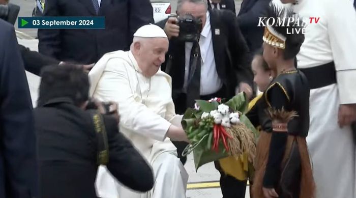 Paus Fransiskus Tiba di Indonesia, Gunakan Kursi Roda dan Duduk di Kursi Penumpang Mobil Bagian ...