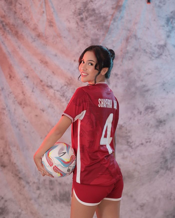 Potret Cantik Seksi Menawan Shafira Ika Putri Saat Pose Berbalut Jersey Bola - Stylo