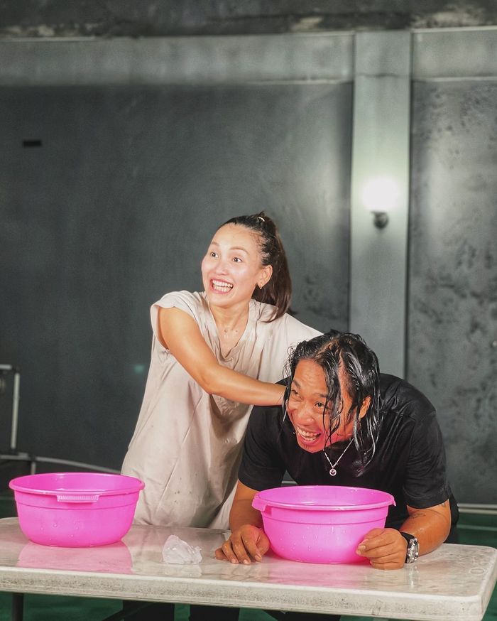 Puas Banget Praz Isengin Ayu Ting Ting Ketumpahan Air dari Botol ...