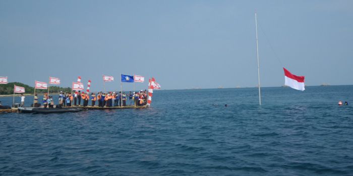 Bocah SD Rela Menyelam ke Bawah Laut demi Kibarkan Bendera Merah Putih ...