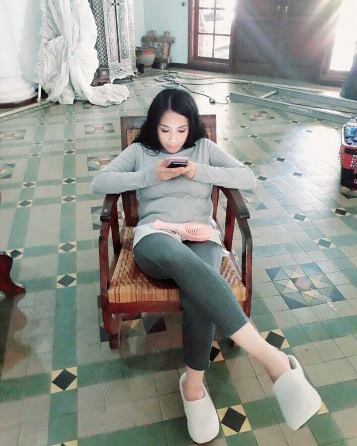 Duduk Santai Sambil Main HP, Ternyata Istri Raffi Ahmad, Nagita Slavina ...