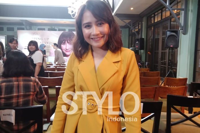 Stylo of The Day, Inspirasi Tampil Feminin dengan Nuansa Warna Kuning ...