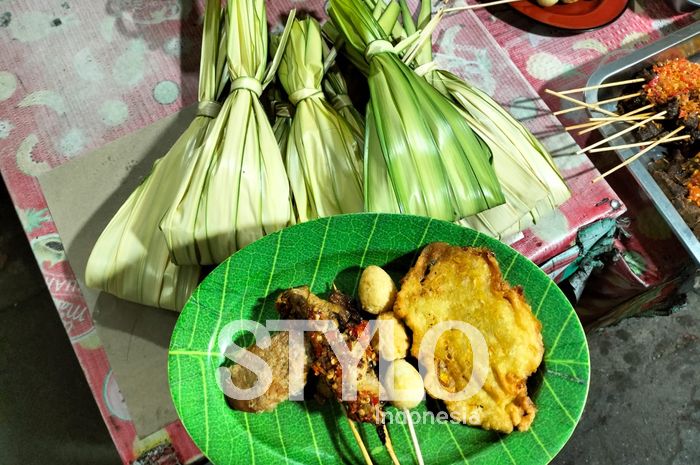 Dibungkus Pakai Daun Woka, Intip Sensasi Nikmat Makan Nasi Kuning ...