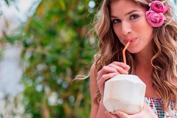 Tak Hanya Turunkan Berat Badan, Ini Manfaat Rutin Minum Air Kelapa - Nakita