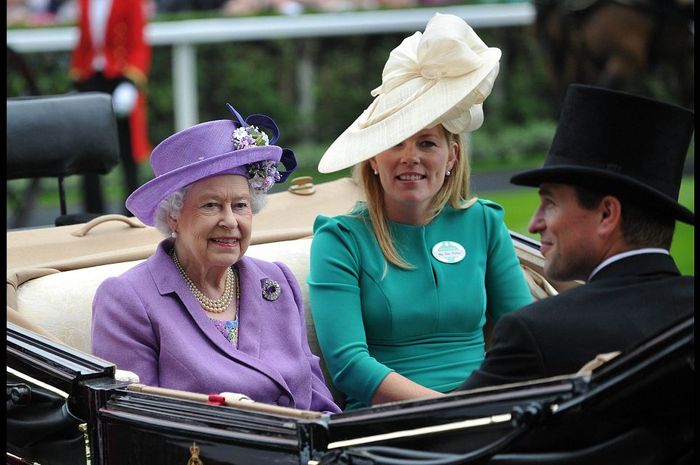 Inilah Alasan Keluarga Besar Kerajaan Inggris Sering Mengenakan Topi ...