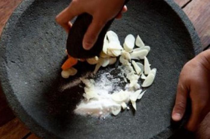 5 Tips Mengulek Bumbu dengan Cobek, Mudah dan Dijamin Halus!
