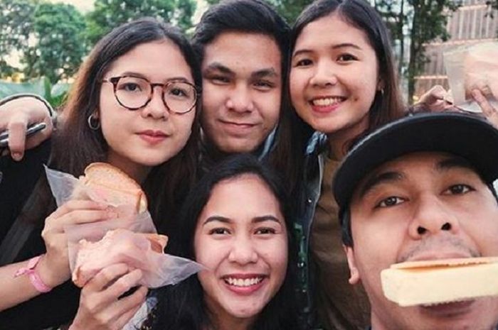 Adik-adiknya Punya Rupa yang Menawan, Raditya Dika Dibilang Anak Tiri!