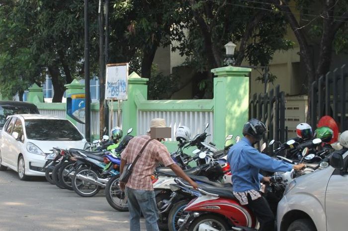 5 Kelakuan Tukang Parkir Liar Ini Bikin Gemas, Salah Satunya Suka ... 5 Kelakuan Tukang Parkir Liar Ini Bikin Gemas, Salah Satunya Suka ...