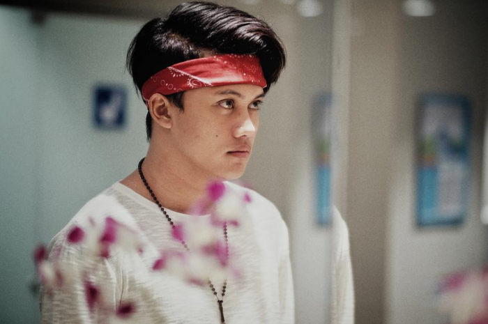 Foto Bareng Fans Pake Sandal Jepit, Kaki Rizky Febian Jadi Sorotan, Kok ...